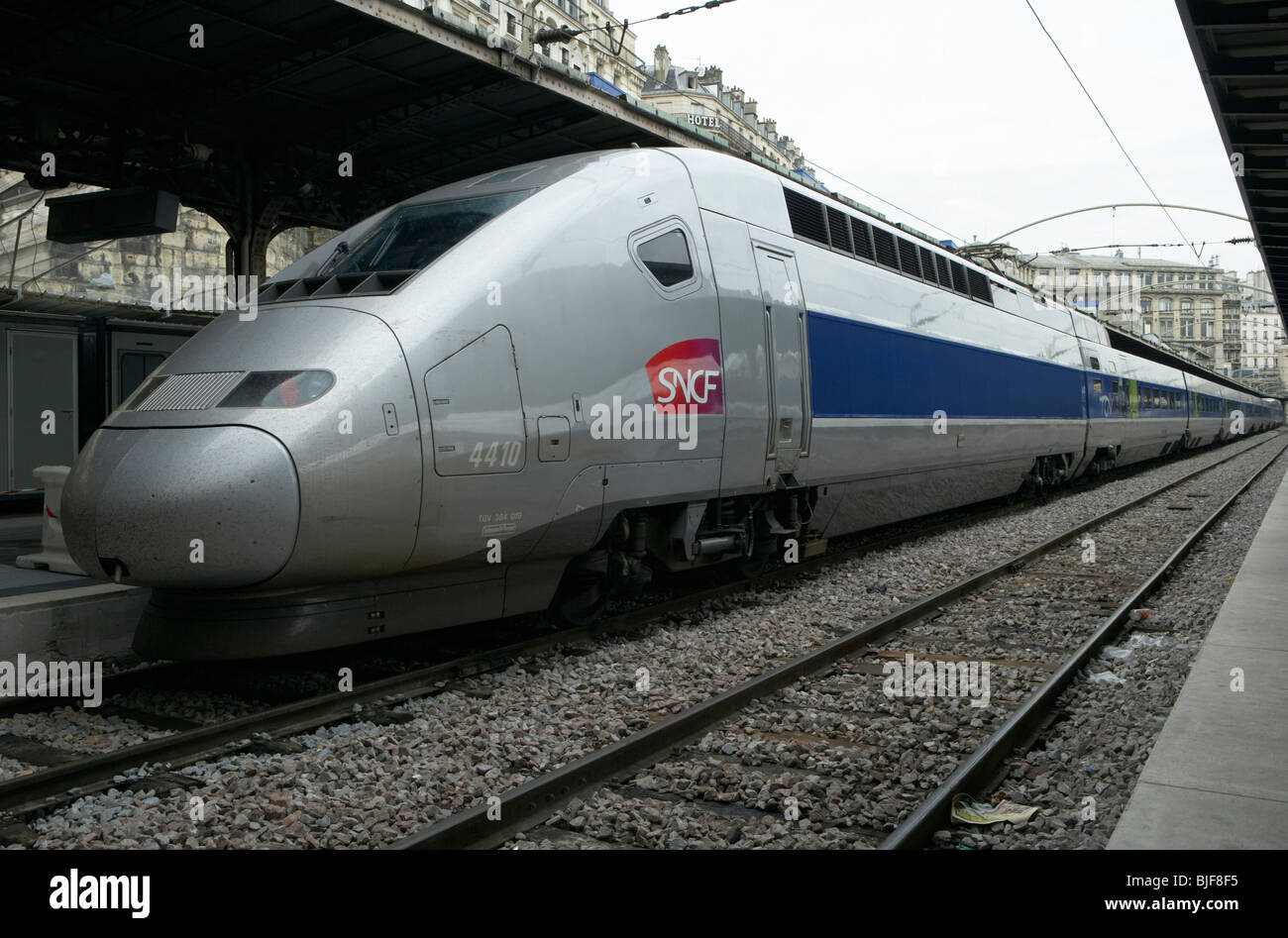 Zug auf beiden gleisen in einem bahnhof -Fotos und -Bildmaterial in hoher Auflösung – Alamy