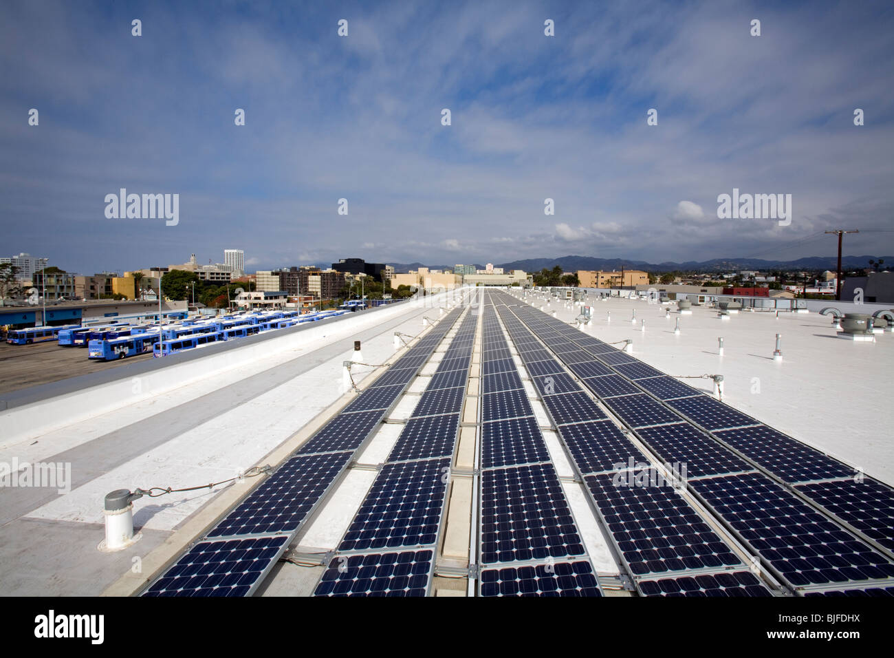 82 Kilowatt Solaranlage auf Dach der Big Blue Bus Terminal ...