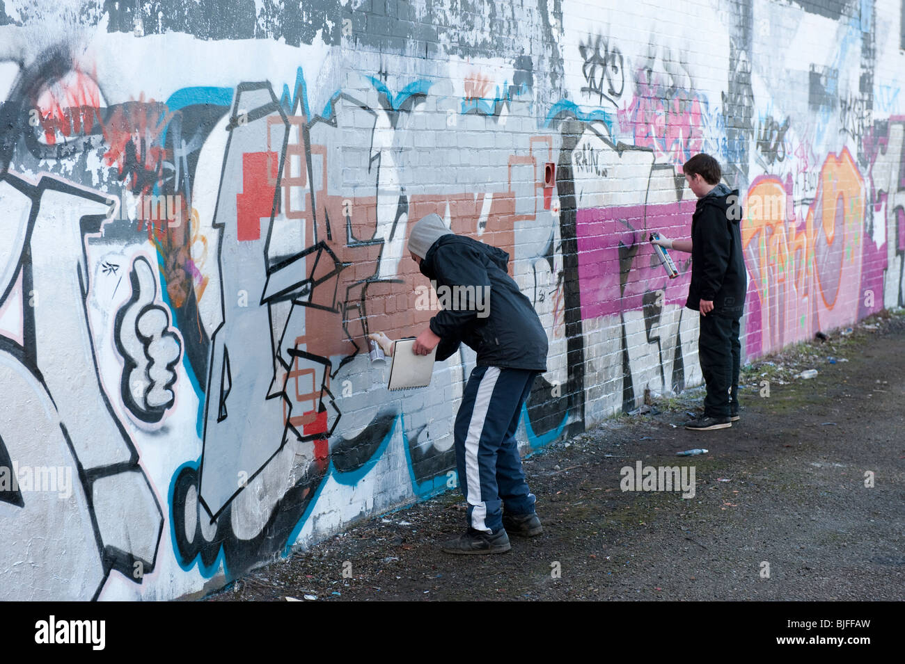 Graffiti artists painting -Fotos und -Bildmaterial in hoher Auflösung ...