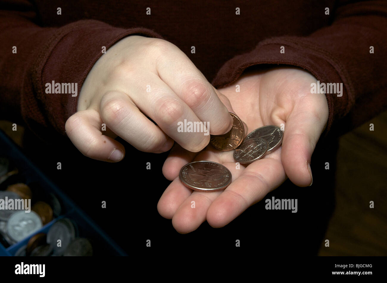 Kind mit geld -Fotos und -Bildmaterial in hoher Auflösung – Alamy