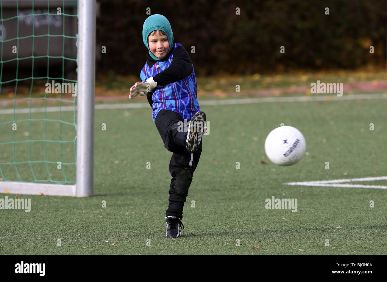 Tretender torwart -Fotos und -Bildmaterial in hoher Auflösung – Alamy