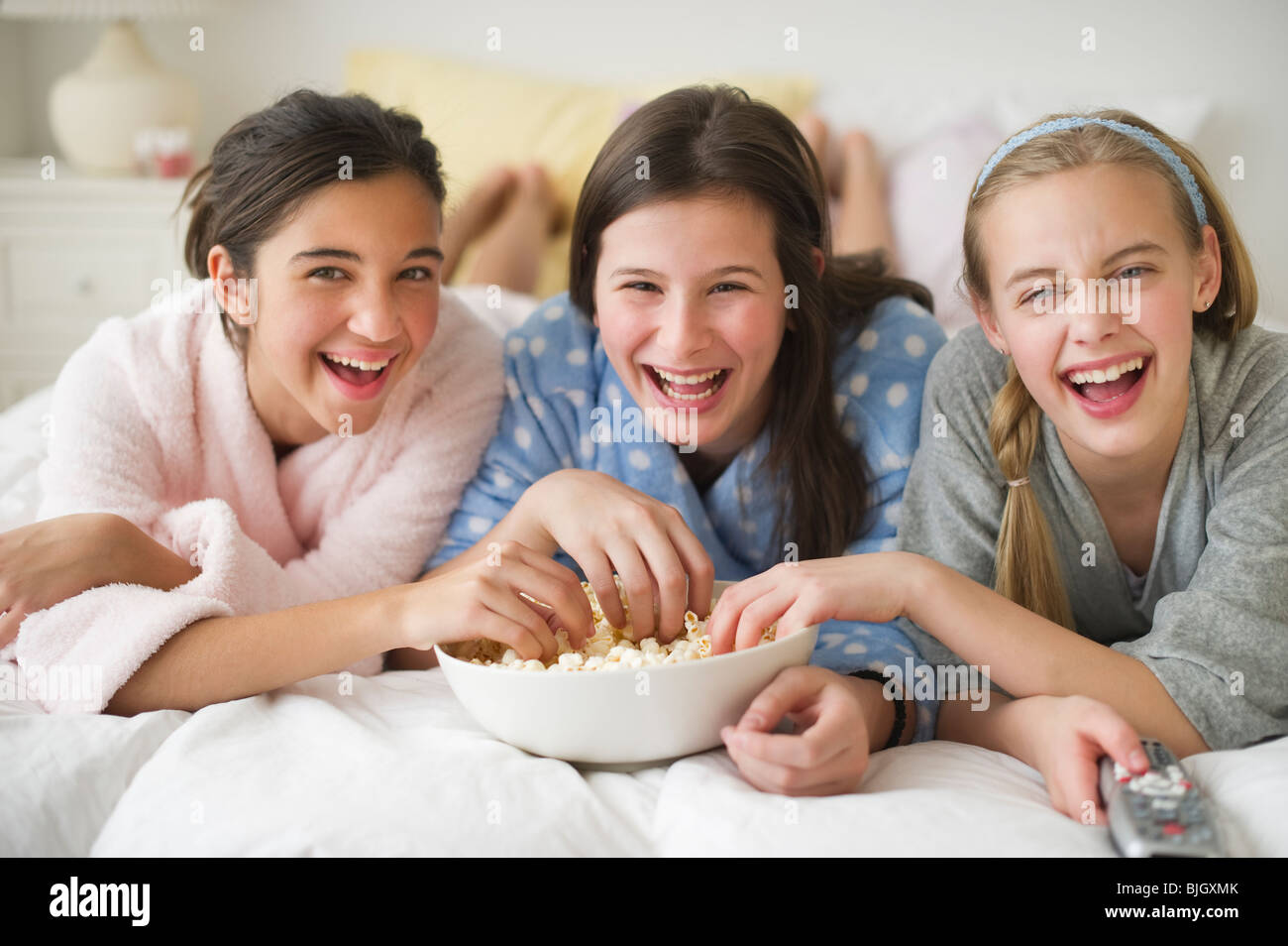 Mädchen Popcorn Essen Stockfotografie - Alamy
