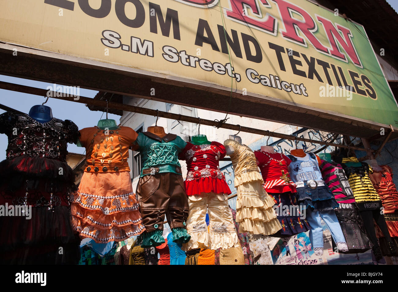 Indische bunte kleidung -Fotos und -Bildmaterial in hoher Auflösung – Alamy