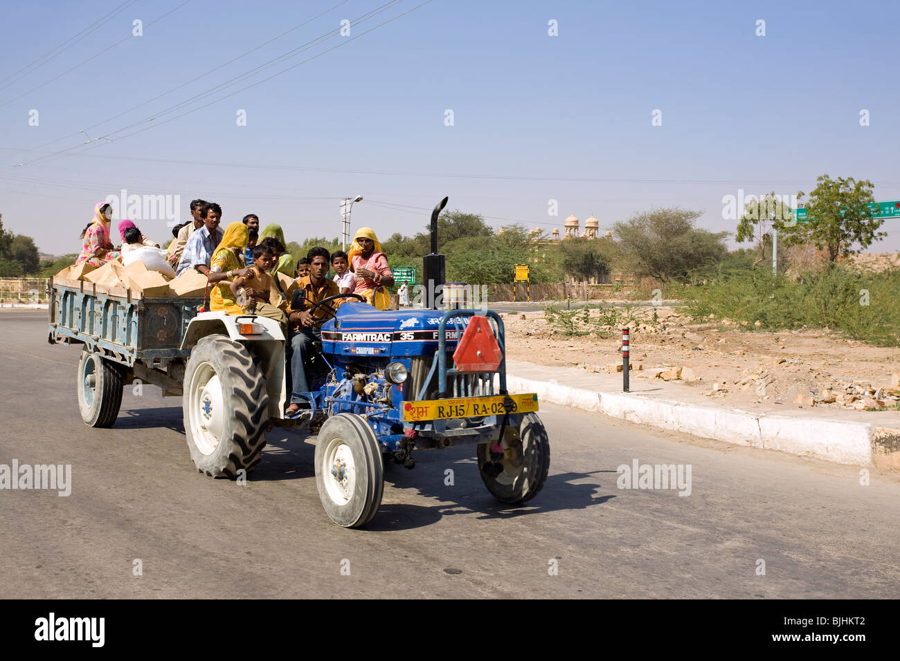 Indian tractor -Fotos und -Bildmaterial in hoher Auflösung – Alamy