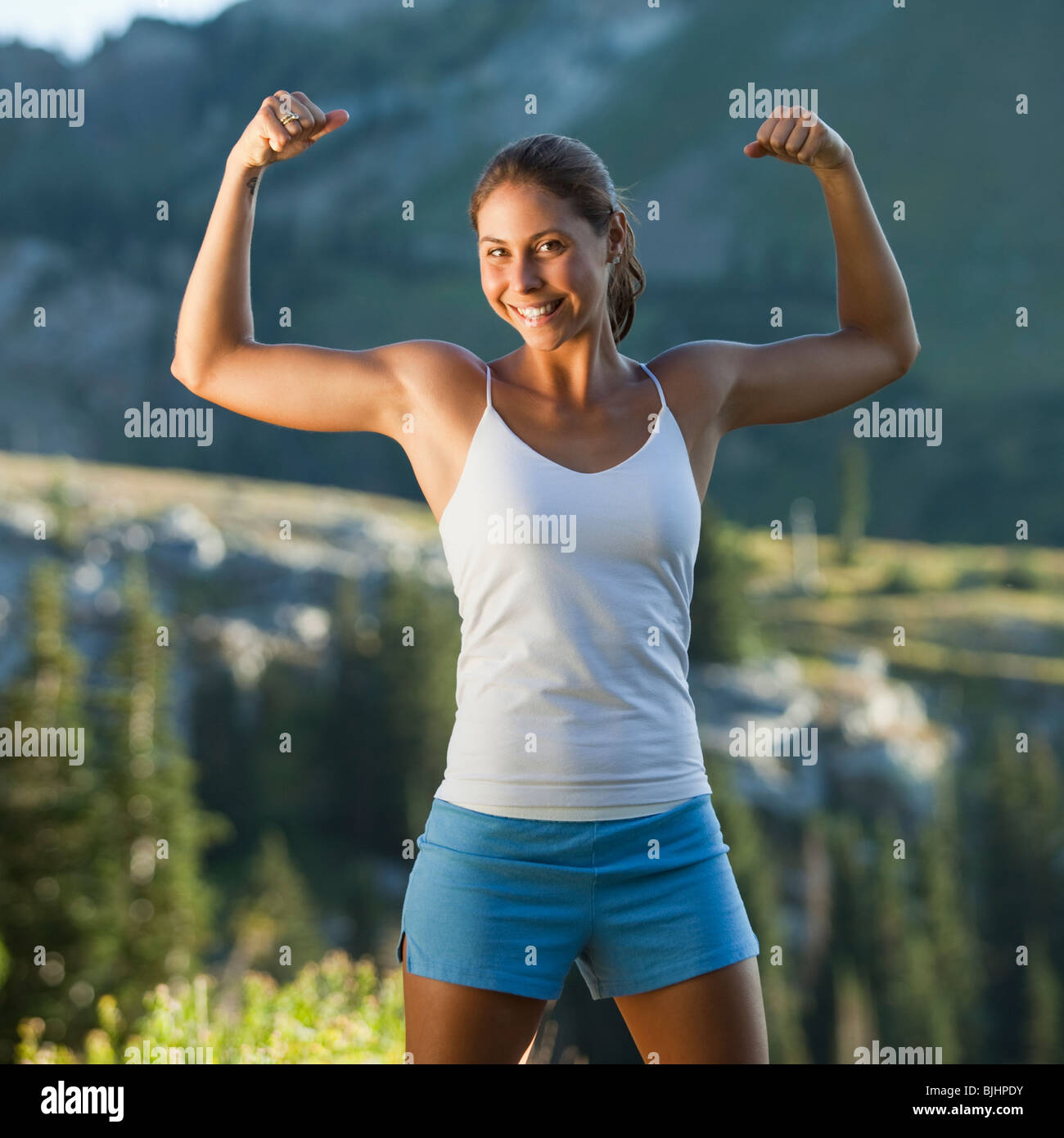 Starke frau muskeln flexen flex -Fotos und -Bildmaterial in hoher ...