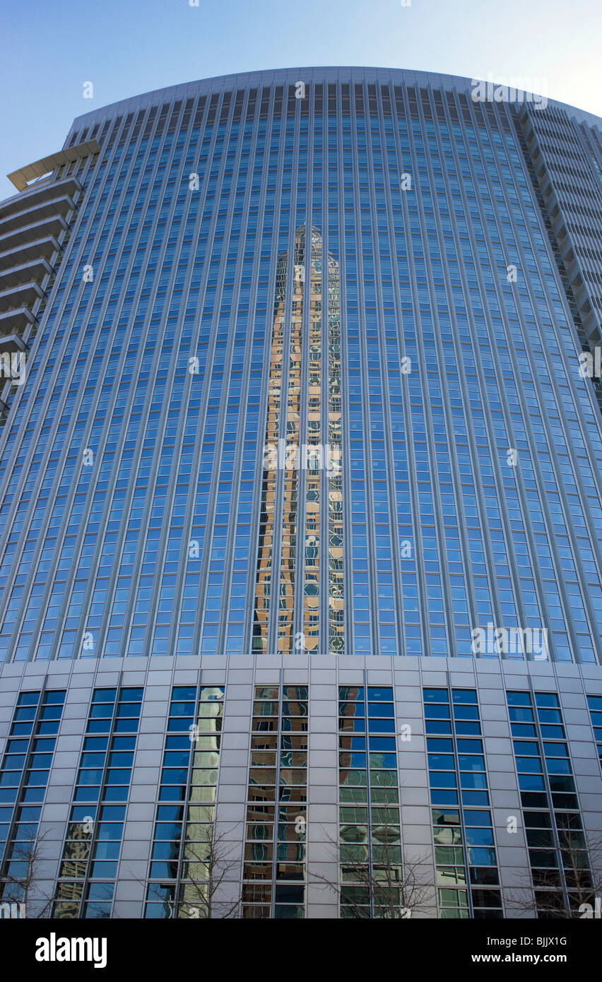 Messeturm Turm spiegelt sich in den Fenstern der Commerzbank, Messe ...