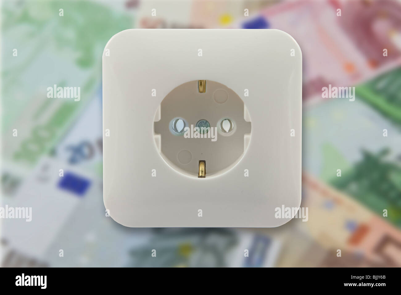 Elektrische Steckdose und Euro-Banknoten, symbolisches Bild für hohe ...