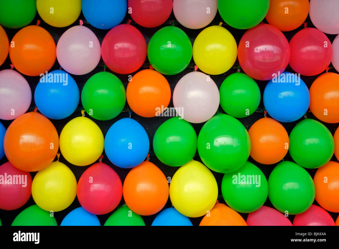 Balloons carnival game -Fotos und -Bildmaterial in hoher Auflösung – Alamy