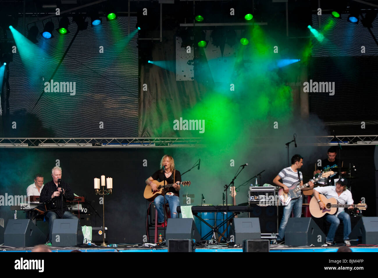 Swiss singer songwriter ivo live -Fotos und -Bildmaterial in hoher ...