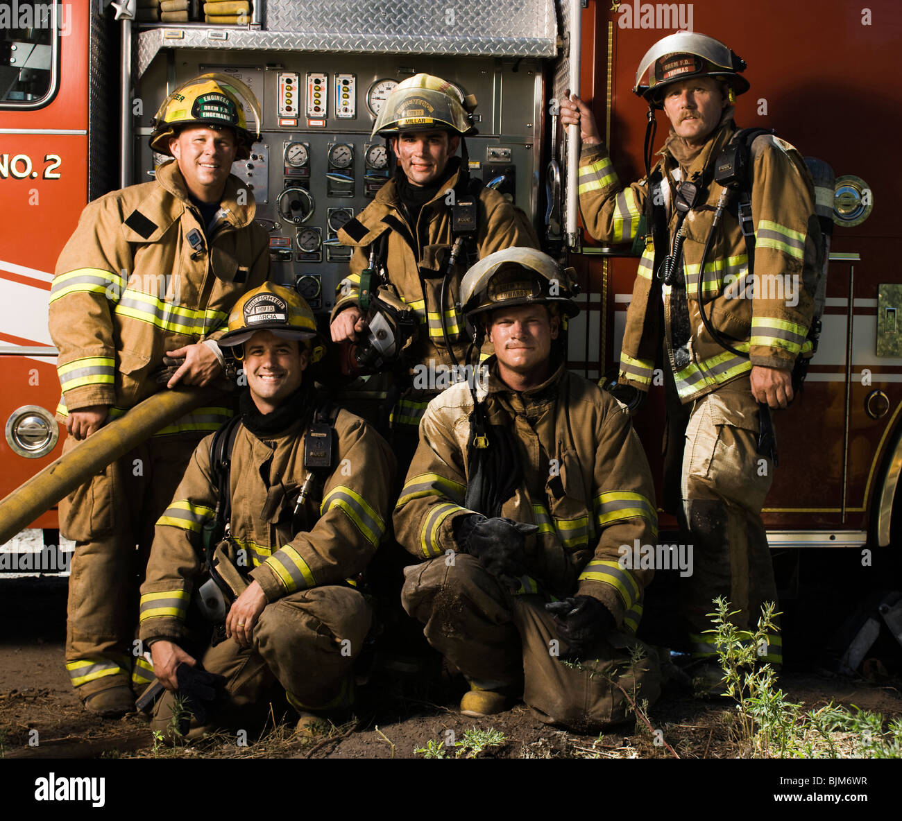 Gruppenbild der Feuerwehrleute und Feuerwehrauto Stockfotografie - Alamy