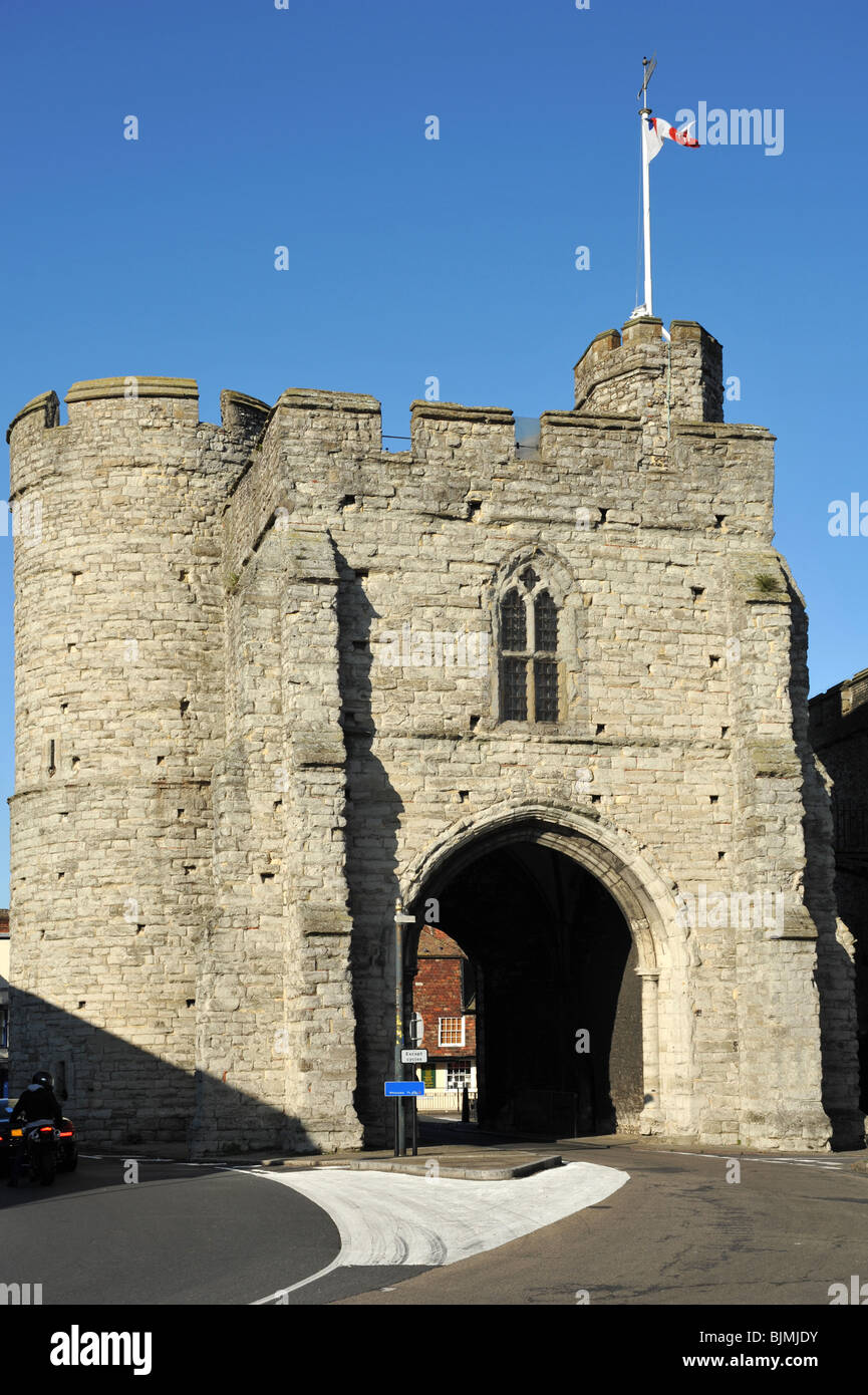 Der mittelalterliche Westgate Tower in Canterbury, Kent, UK ...
