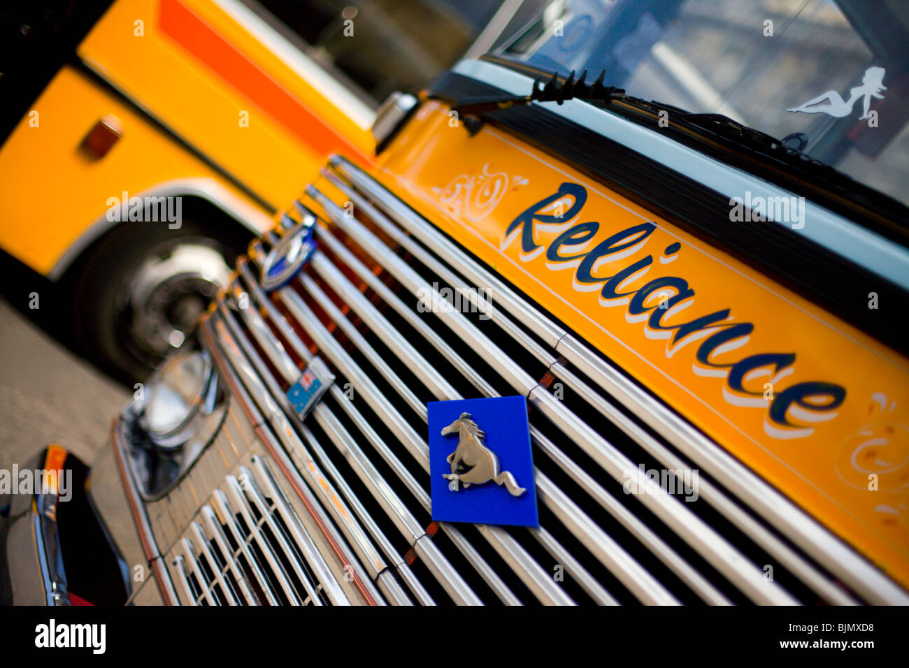 Bus lustig -Fotos und -Bildmaterial in hoher Auflösung – Alamy