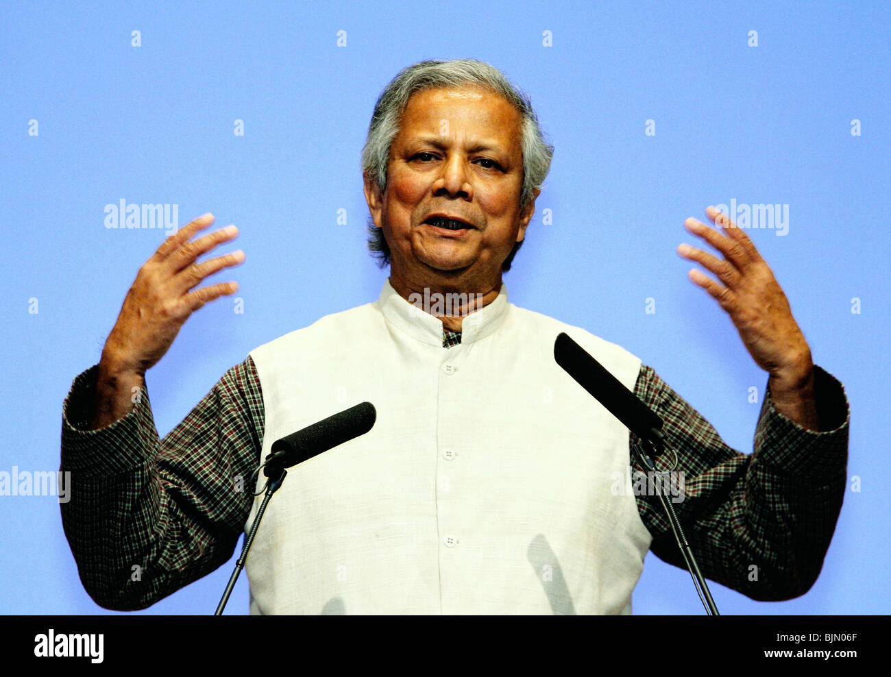 Bangladesch-Ökonom und Gründer der Grameen Foundation Muhammad Yunus ...