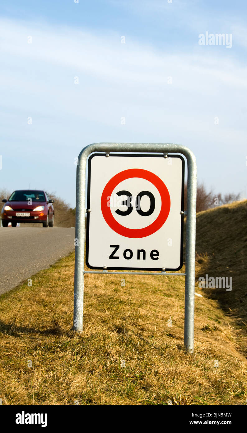 Zone 30 verkehrszeichen -Fotos und -Bildmaterial in hoher Auflösung – Alamy