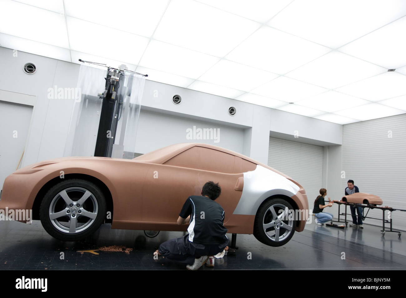 Lehm-Modellierer bei Arbeiten an einem Modell des 'Nissan Fairlady Z ...