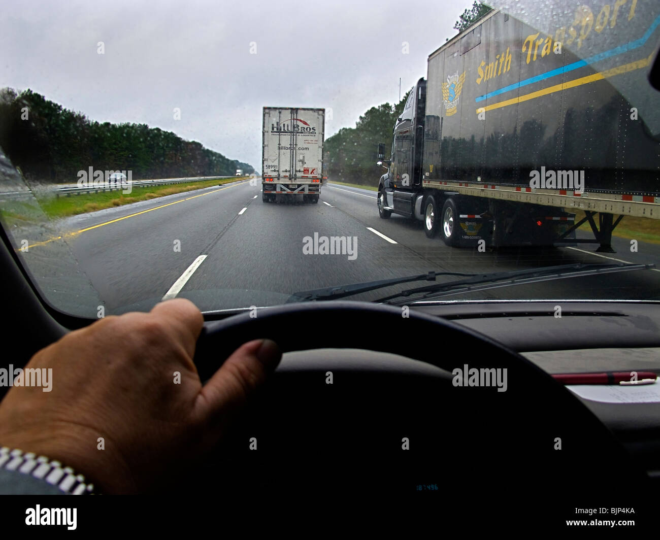 Fahren auf einer autobahn im regen -Fotos und -Bildmaterial in hoher ...