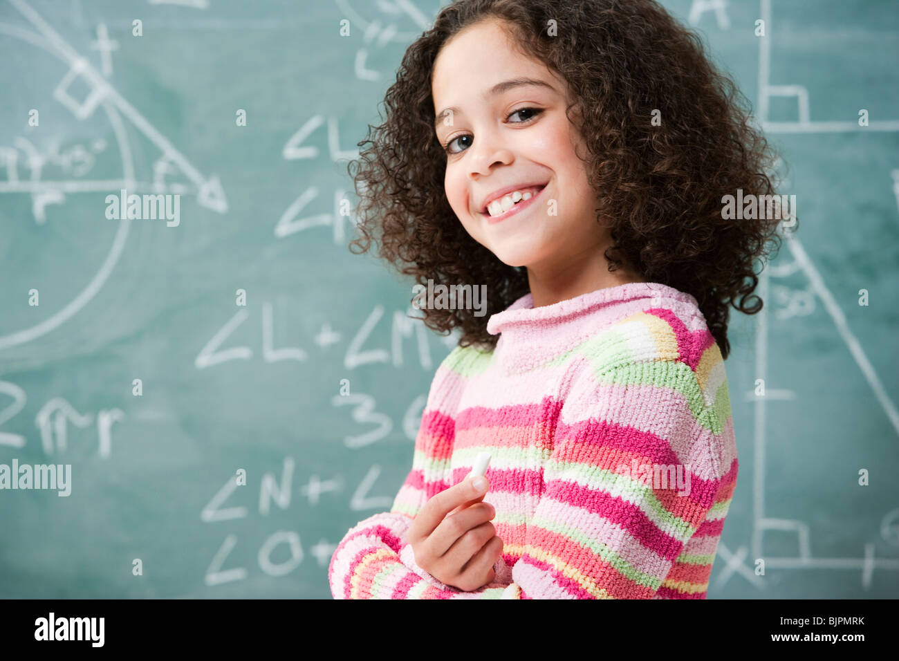 Schulmädchen posiert vor der Tafel Stockfotografie - Alamy