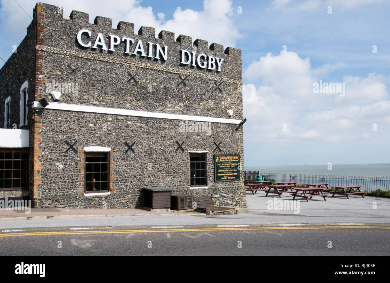 Der Kapitän Digby Pub mit Blick auf Kingsgate Bay an der North Foreland ...
