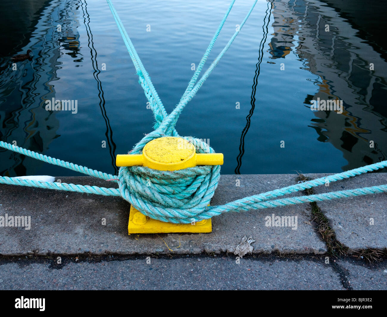 Poller mit Schiff festgemacht Seilen gefesselt, Stockholm, Schweden ...