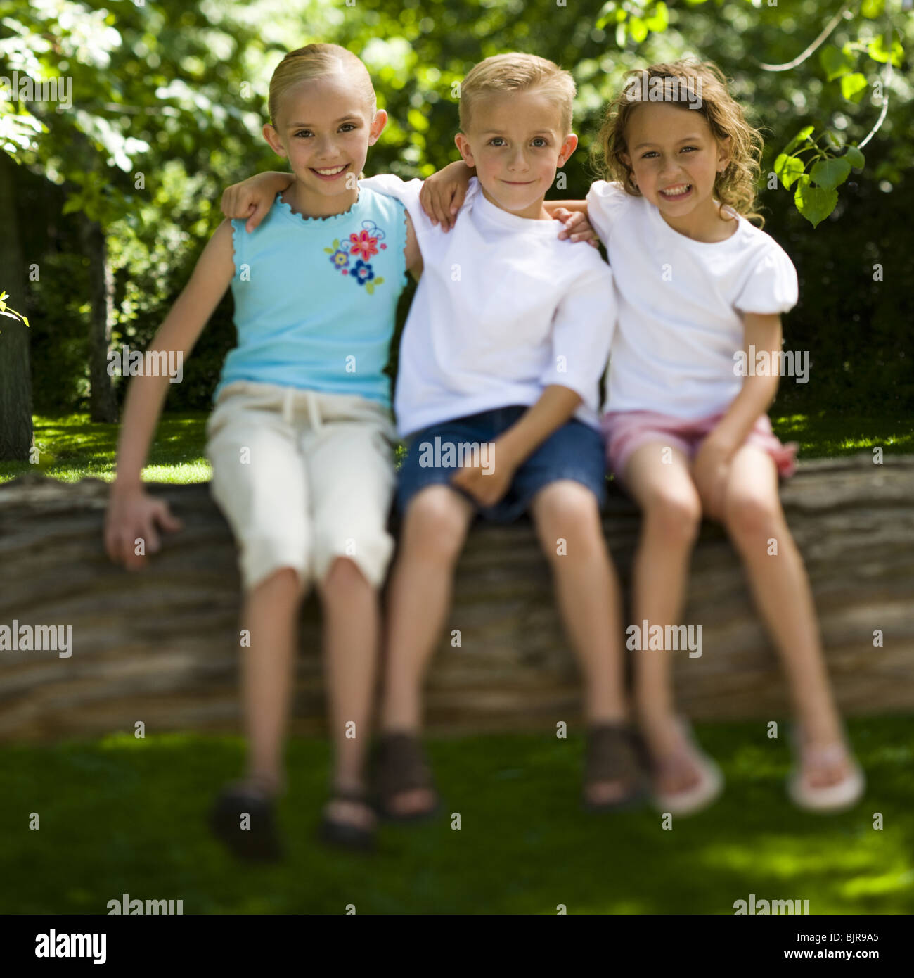 Drei Kinder Arm in arm Stockfotografie - Alamy