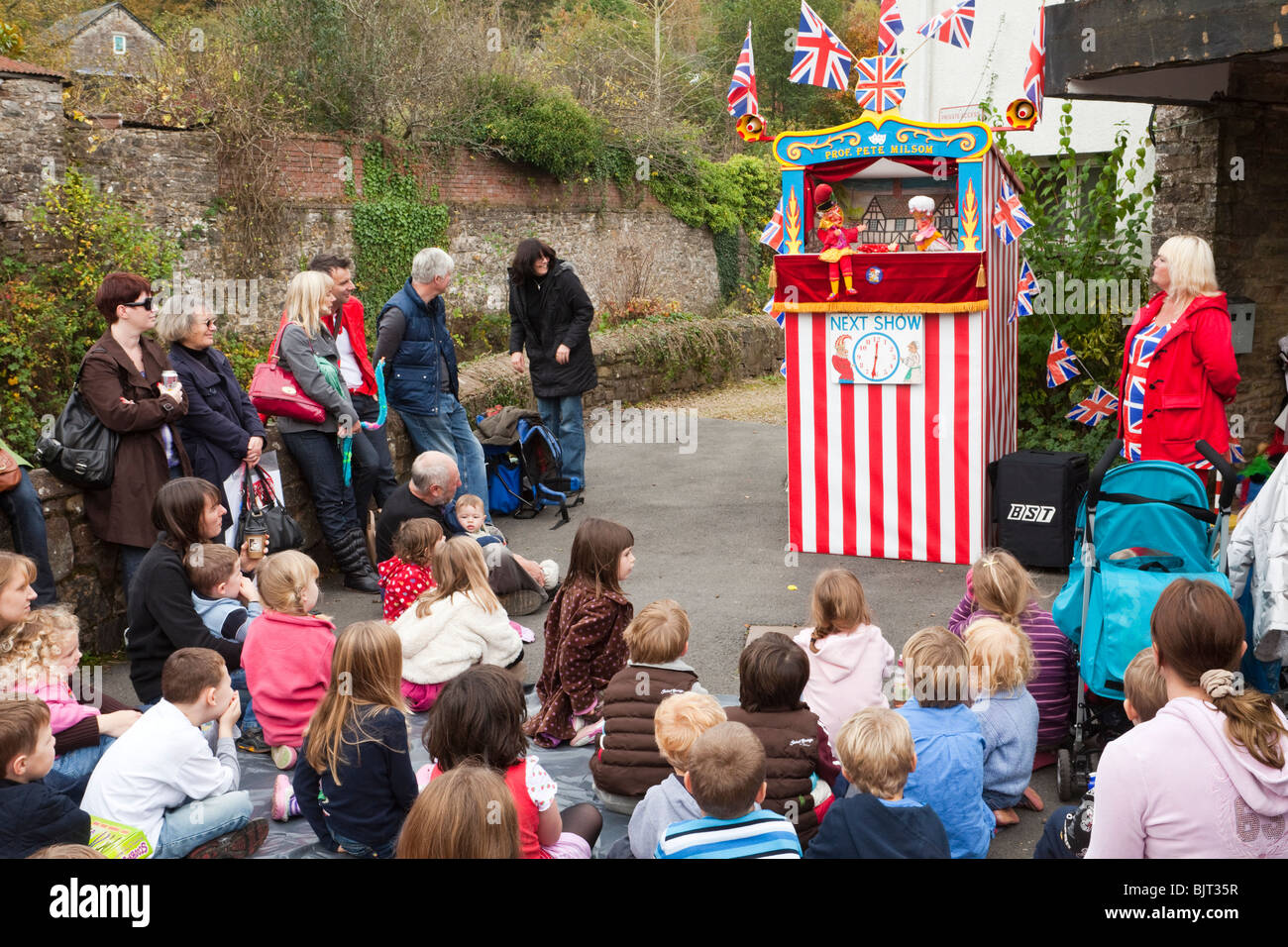 Eine traditionelle Punch- und Judy-Show, die auf der Bampton Charter ...