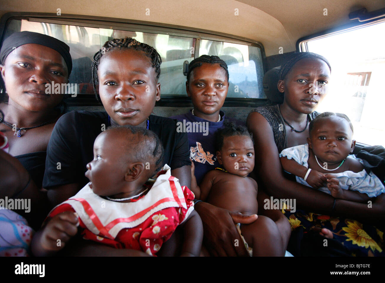 Afrikanische Frauen problemlos einen Aufzug mit ihren Kindern im ...