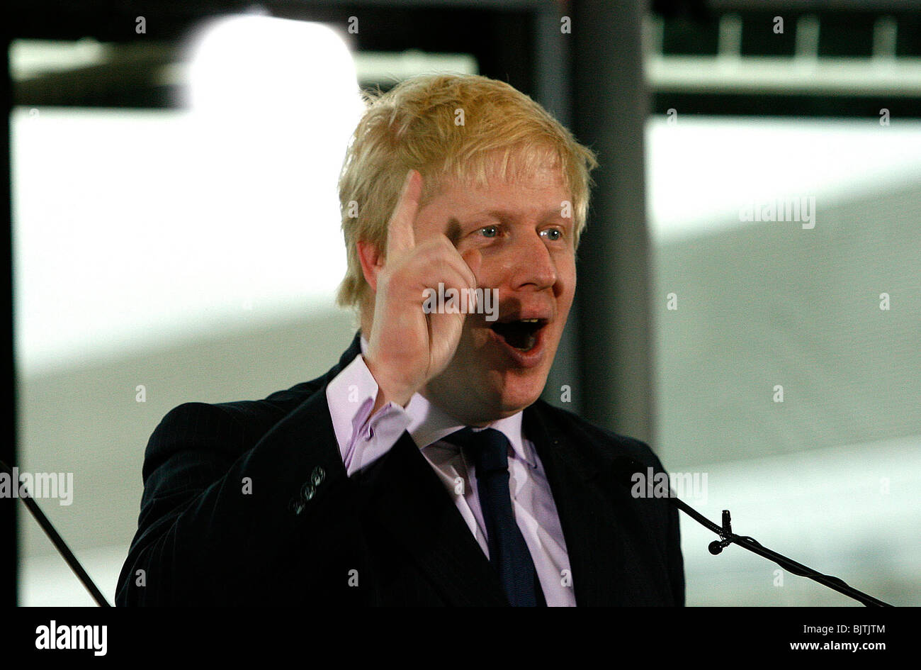 Boris johnson zeigt mit dem finger -Fotos und -Bildmaterial in hoher ...