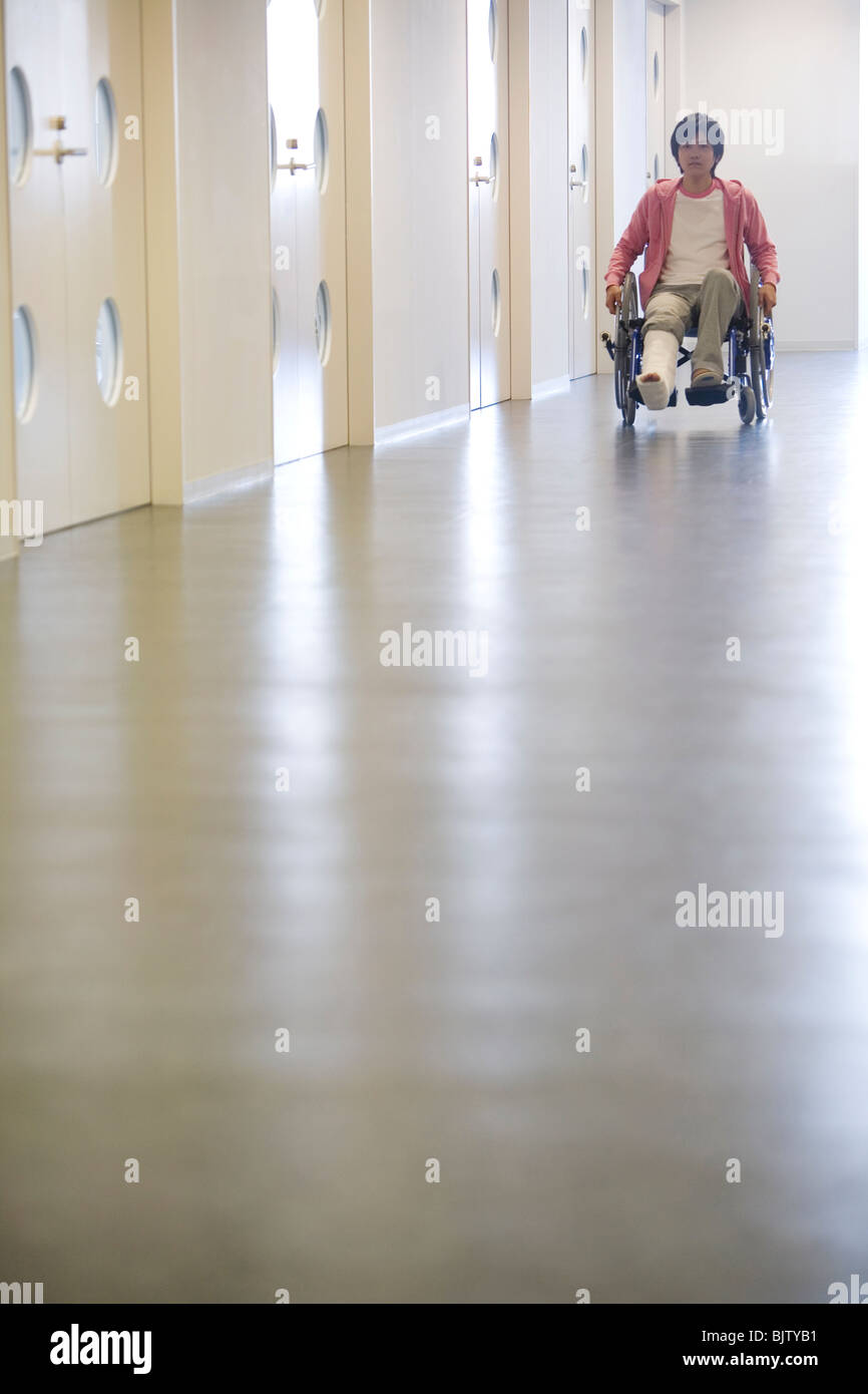 Mann mit gebrochenem Bein im Rollstuhl Stockfotografie - Alamy