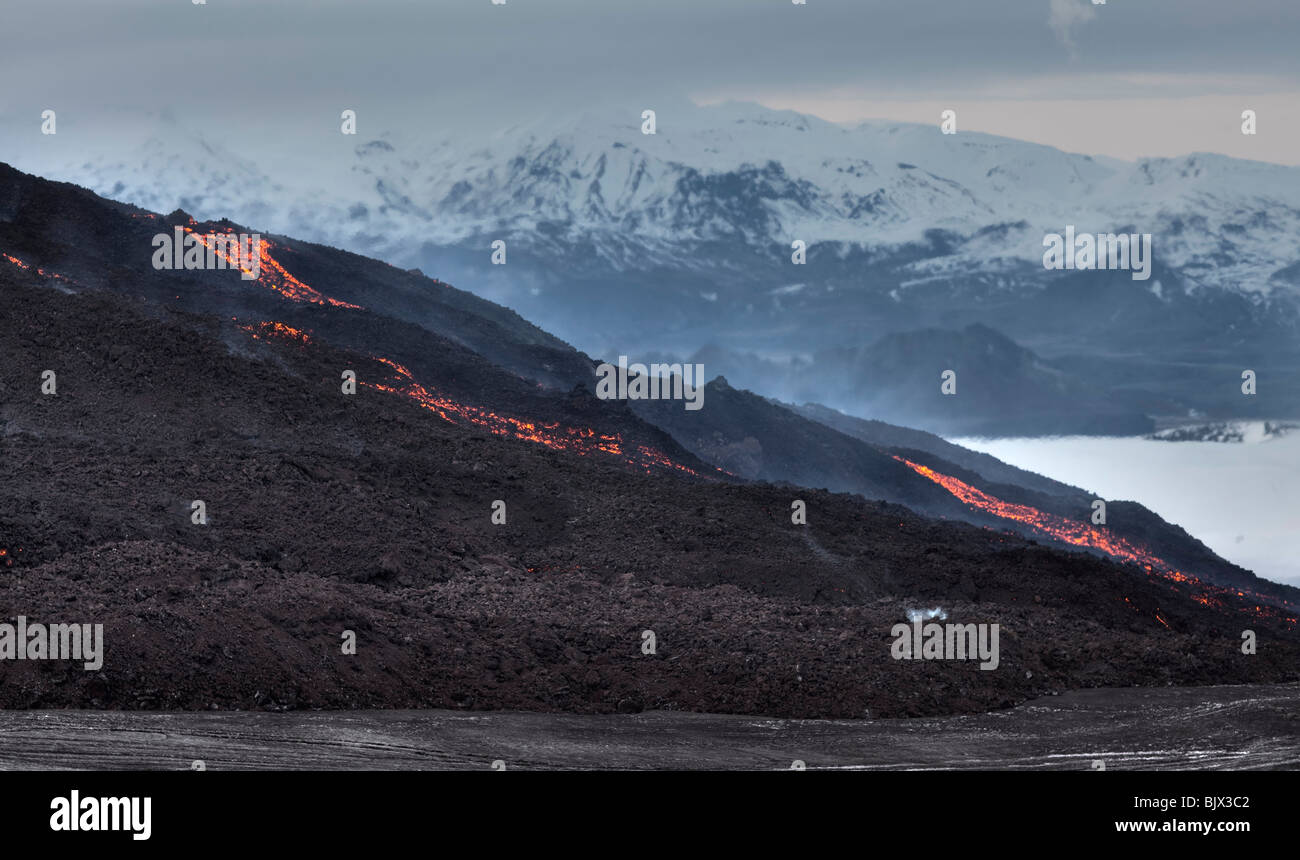 Vulkanische Eruption am Fimmvörðuháls Island - Floating Lava in Strömen ...