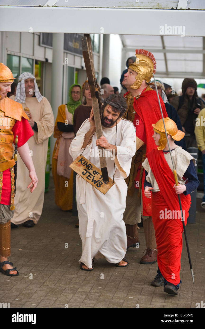 Kreuzigung nachspielen jesus tragen kreuz -Fotos und -Bildmaterial in hoher Auflösung – Alamy