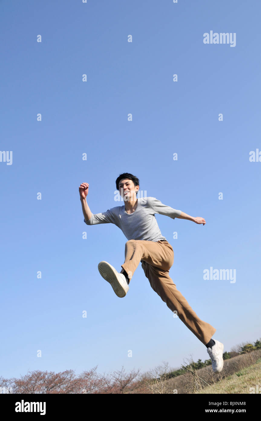 Young black man jumping -Fotos und -Bildmaterial in hoher Auflösung – Alamy