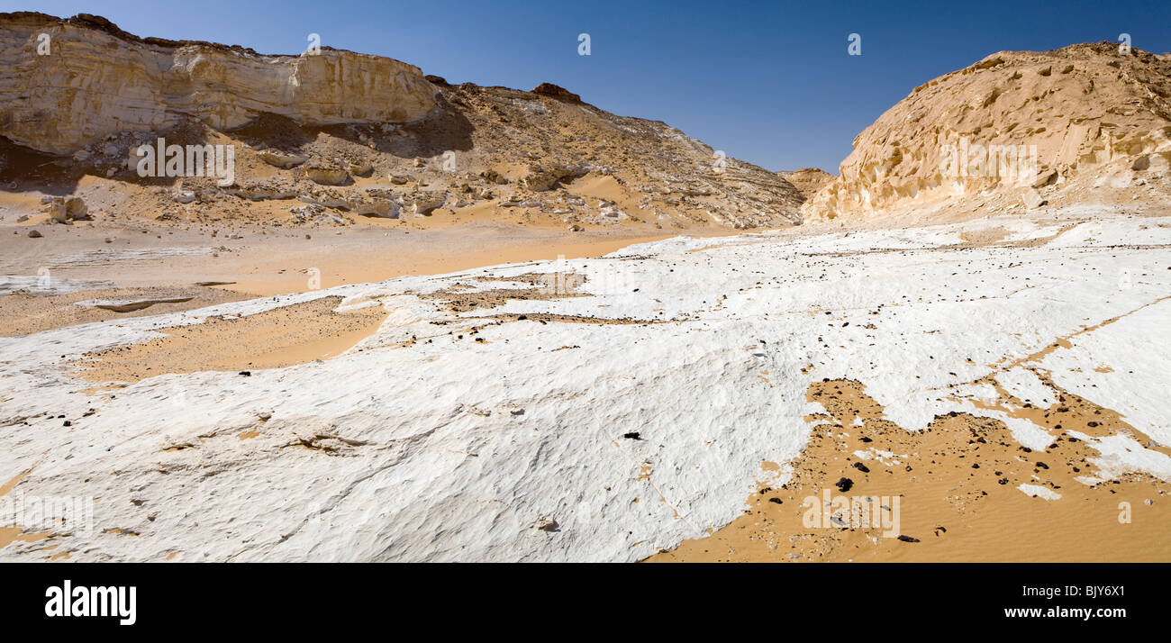 Panorama-Aufnahme von verwittert weißen Kalkstein in Wadi Obeiyd in der ...
