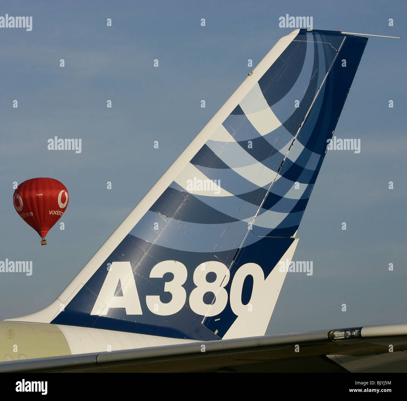 Die Schwanzflosse eines Airbus A380 ist neben einem Heißluftballon in ...