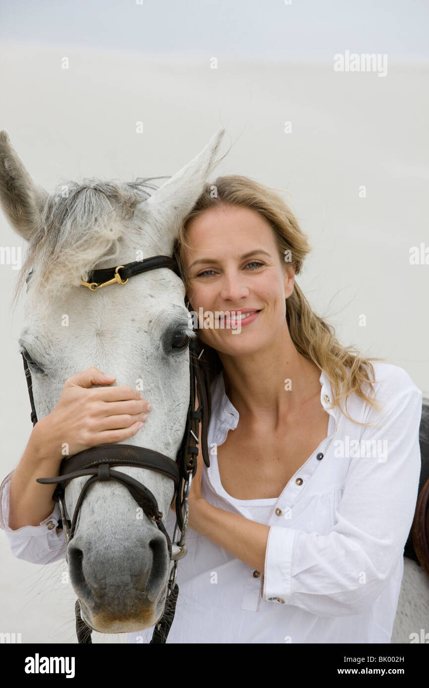 Blonde Frau mit Pferd am Strand Stockfotografie - Alamy Blonde Frau mit Pferd am Strand Stockfotografie - Alamy