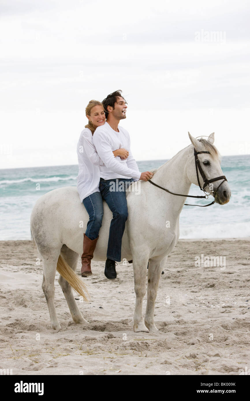Paar mit Pferd am Strand Stockfotografie - Alamy