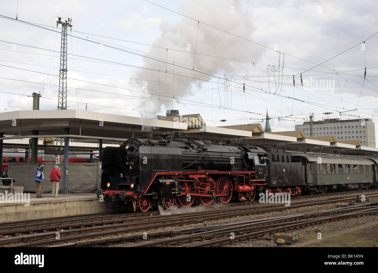 Alte Dampflok am Hauptbahnhof in Koblenz, Deutschland Stockfotografie ...