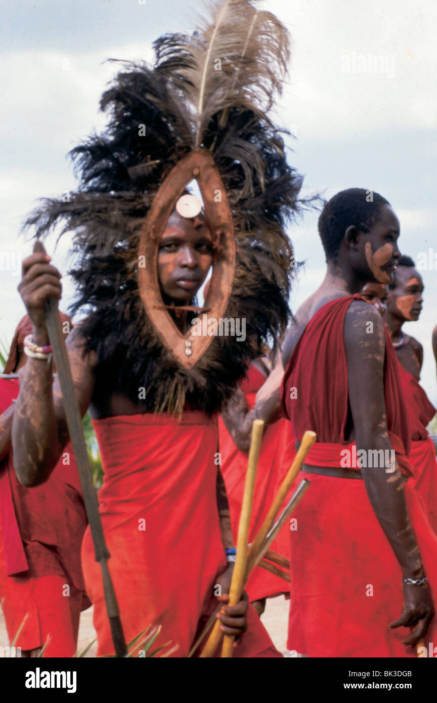 Masai Mann mit Maasai warrior Mask gemacht mit Straußenfedern, Tansania ...