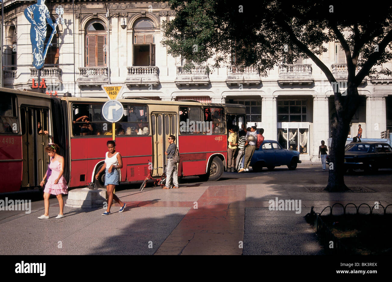Bus Cuba Buses Stockfotos und -bilder Kaufen - Seite 2 - Alamy