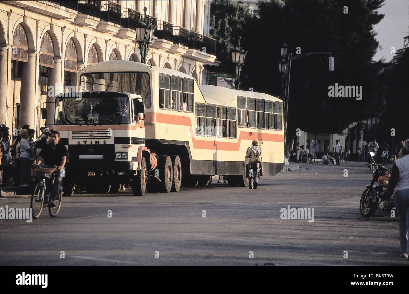 Bus cuba buses -Fotos und -Bildmaterial in hoher Auflösung - Seite 2 ...