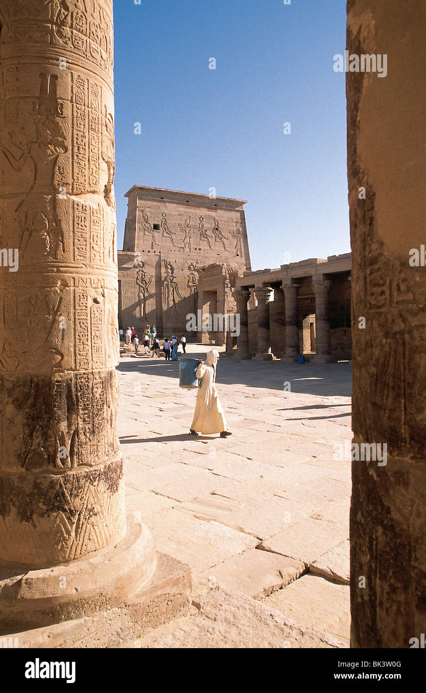 Kolonnade im tempel der isis in philae -Fotos und -Bildmaterial in ...