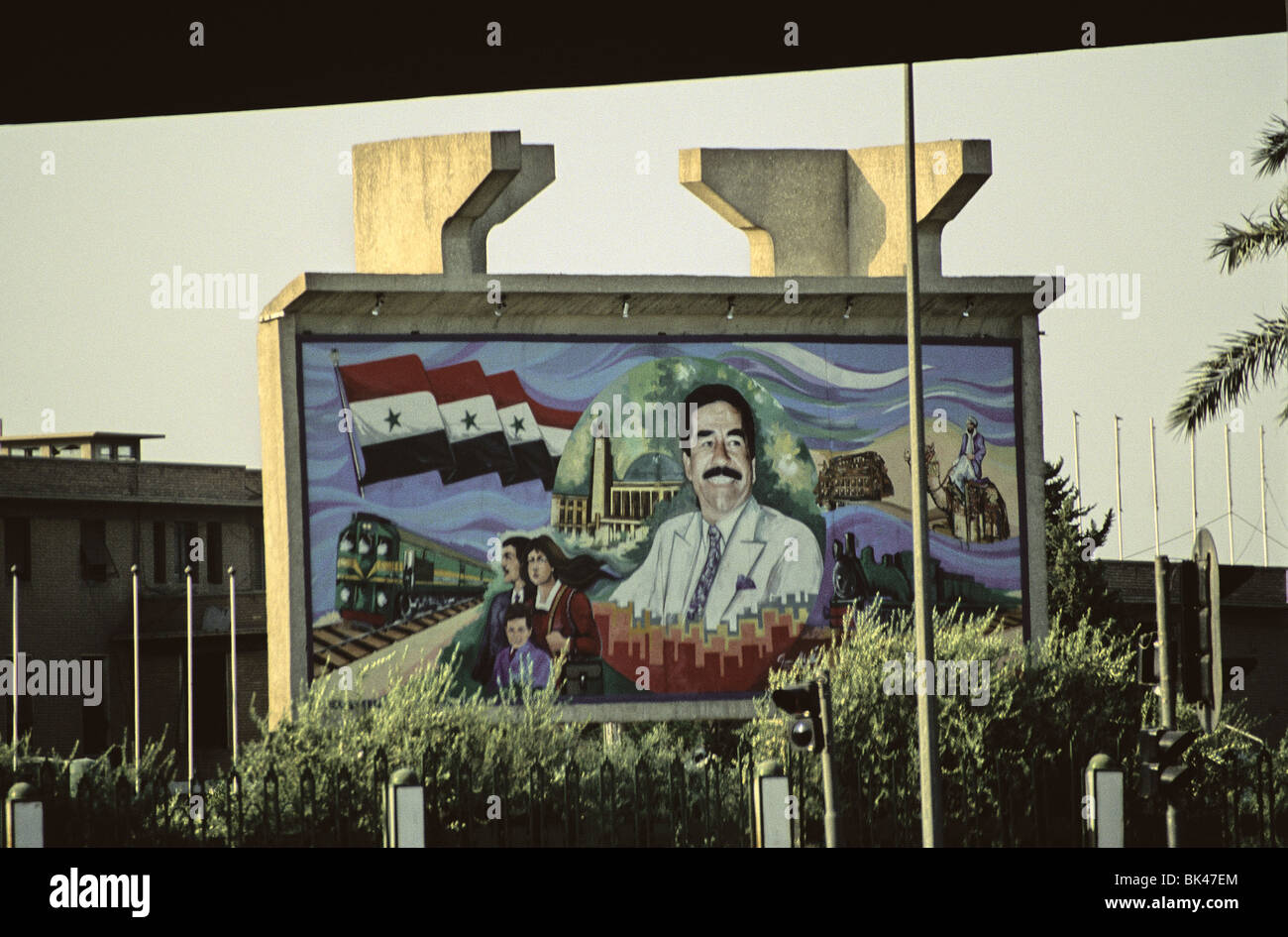 Ein Plakat zeigt ein Abbild von Saddam Hussein in Bagdad, Irak 1991 ...