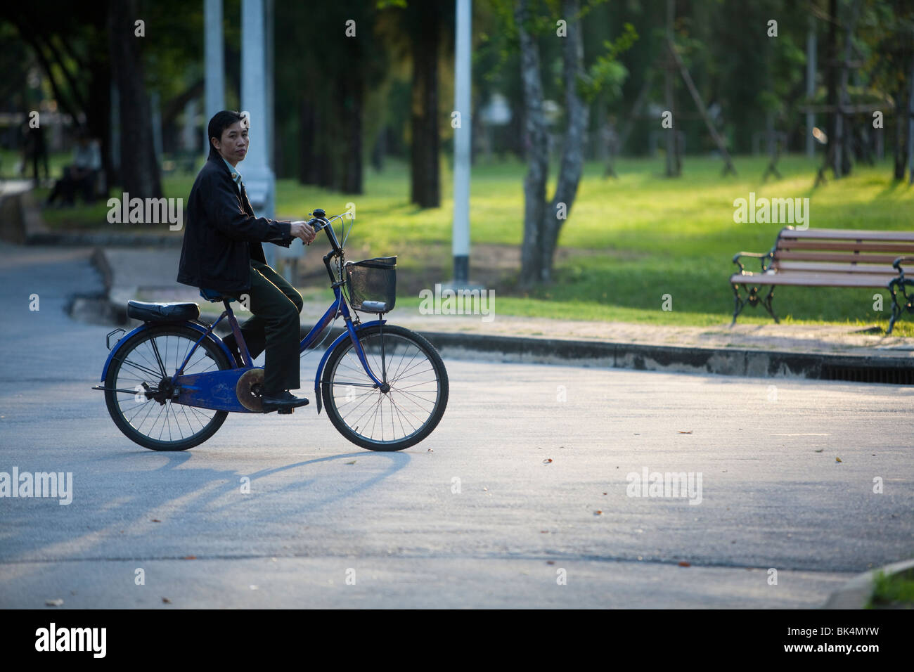 Radfahren in bangkok -Fotos und -Bildmaterial in hoher Auflösung – Alamy