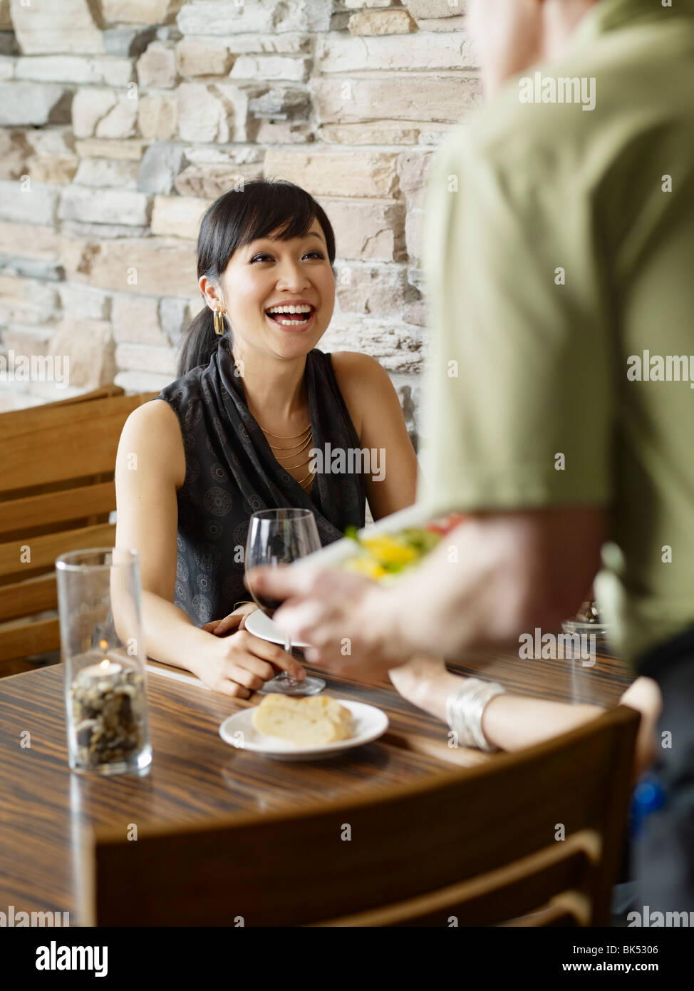 20 servieren -Fotos und -Bildmaterial in hoher Auflösung – Alamy
