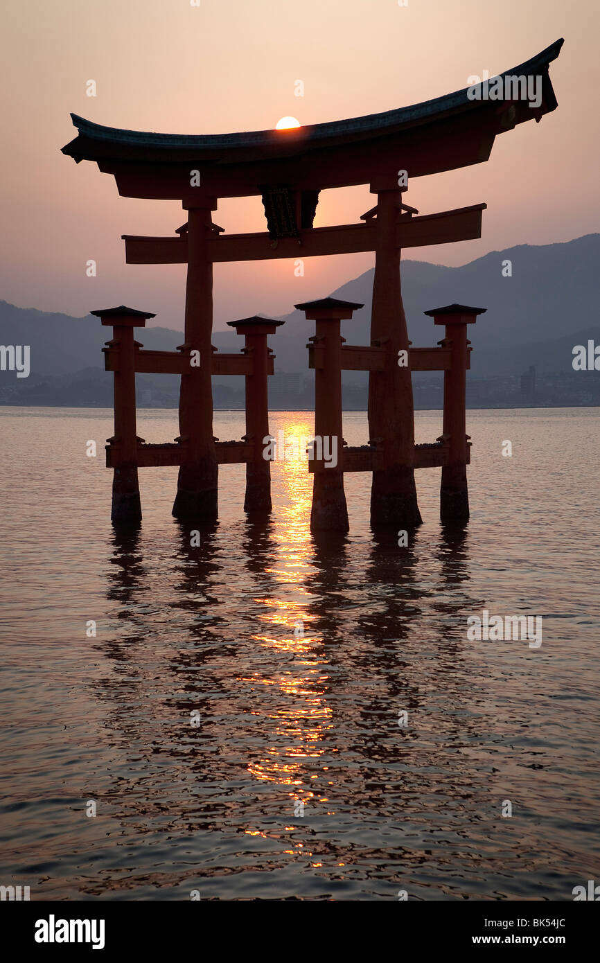 Torii-Tor, Itsukushima-Schrein, Itsukushima, Hatsukaichi, Präfektur ... Torii-Tor, Itsukushima-Schrein, Itsukushima, Hatsukaichi, Präfektur ...