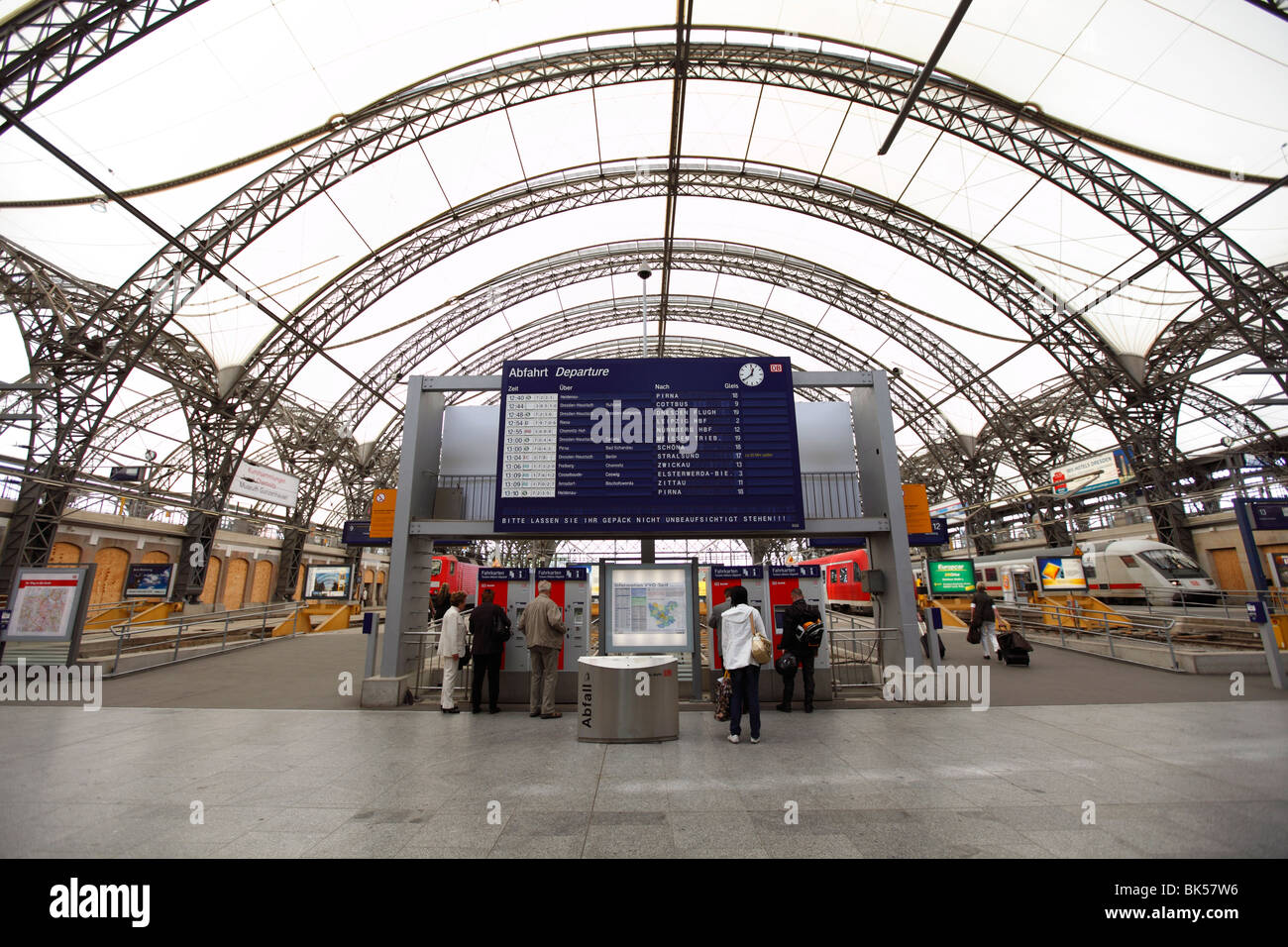Dresden Hauptbahnhof Stockfotos und -bilder Kaufen - Alamy