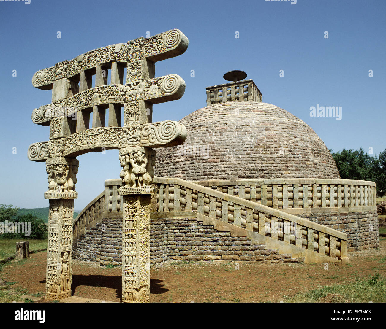 Stupa gate sanchi india -Fotos und -Bildmaterial in hoher Auflösung – Alamy