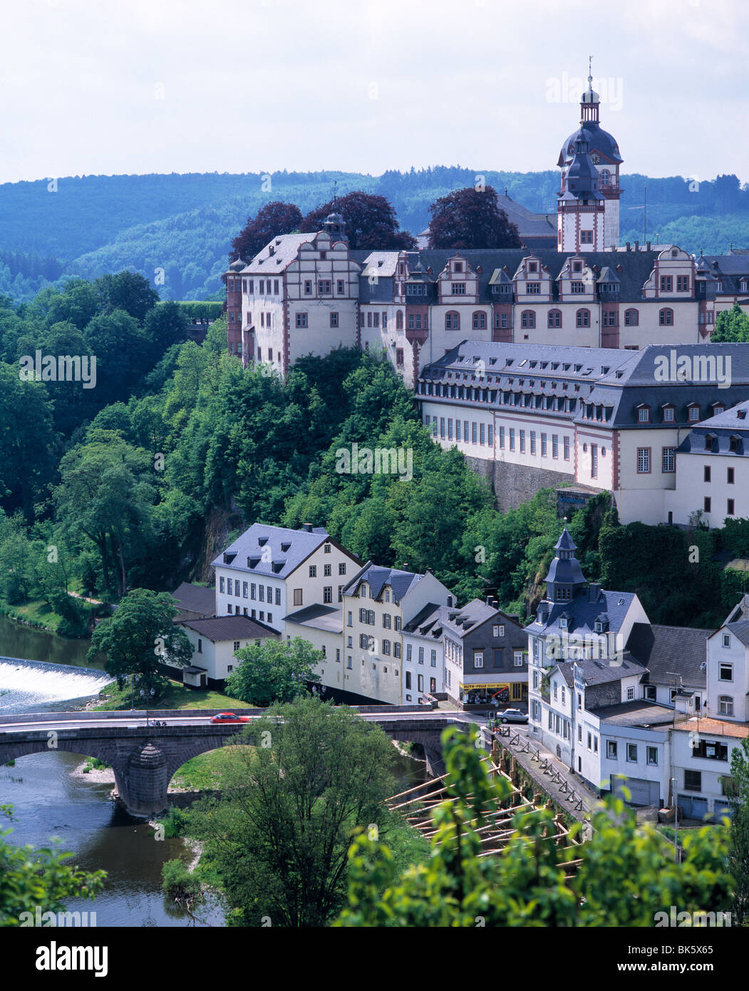 Panoramablick Mit Lahn Und Schloss Weilburg, Westerwald, Taunus ...