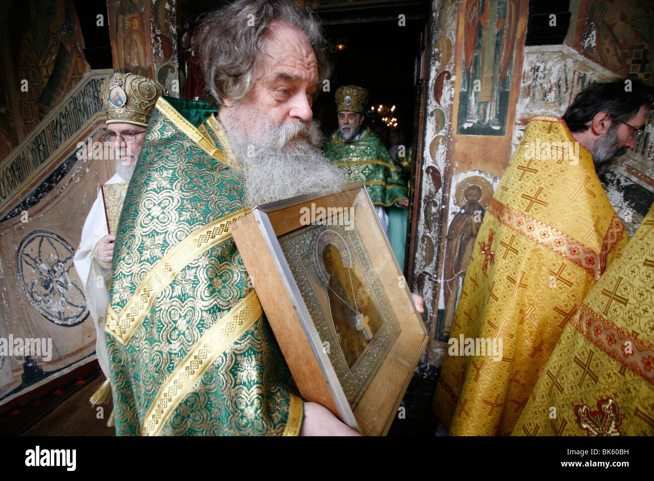 Russisch orthodoxe priester -Fotos und -Bildmaterial in hoher Auflösung ...