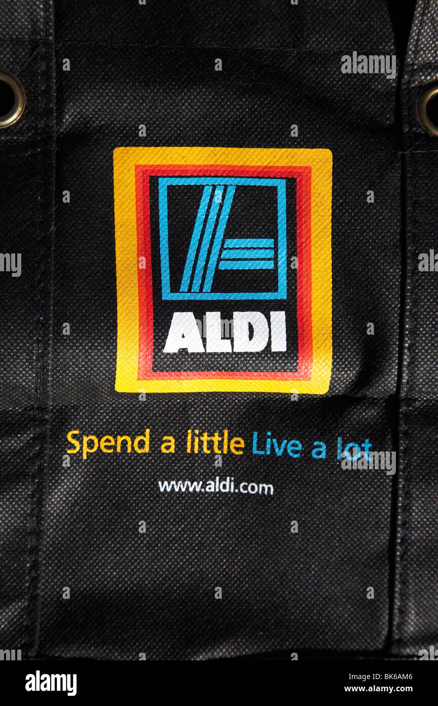Logo und Slogan auf Aldi-Einkaufstasche Stockfotografie - Alamy