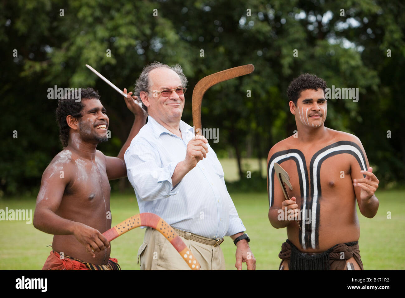 Touristen posieren für Fotos mit Aborigines mit Bumerang im Tjapukai ...